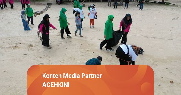Video: Aksi 1 Jam Memungut Sampah di Kawasan Wisata Pantai Lampuuk, Aceh Besar | kumparan.com